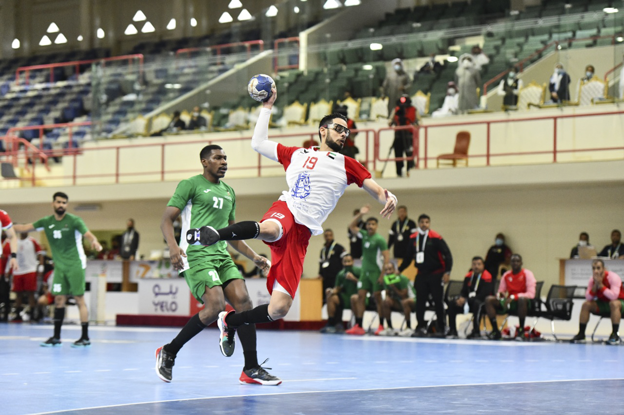 منتخب الإمارات يتخطى عقبة عمان في بطولة آسيا لكرة اليد